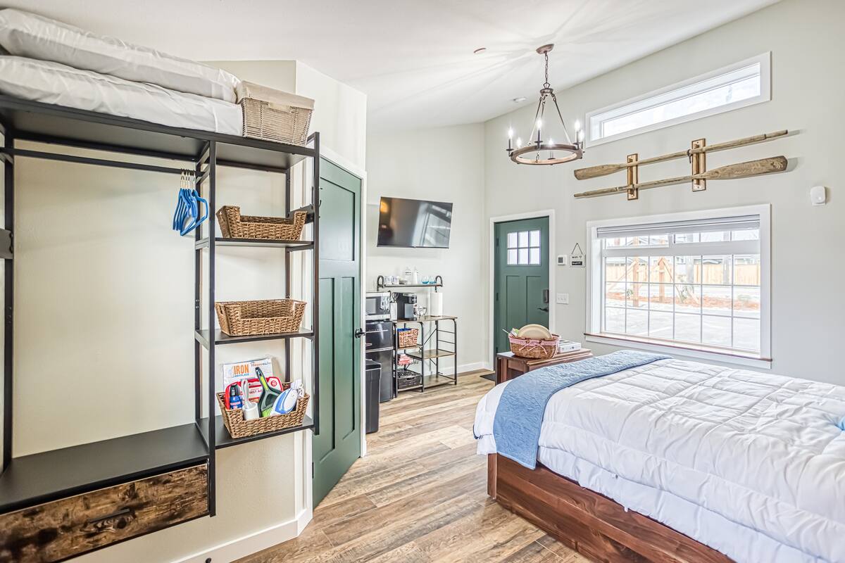 Dungeness Lighthouse Room | Dungeness Valley Inn - Dungeness Valley Inn